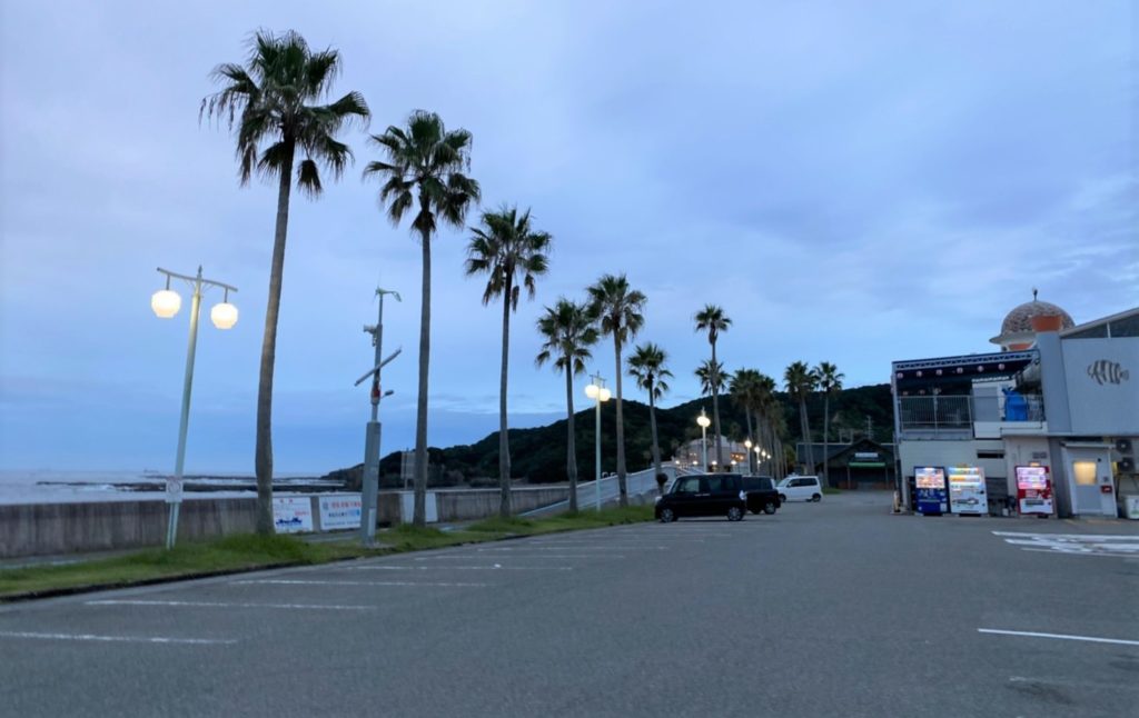 【和歌山県白浜町】『ベアーズロック・道の駅 志原海岸』の海釣りガイド（釣れる魚・駐車場・トイレ）｜和歌山釣りwalker